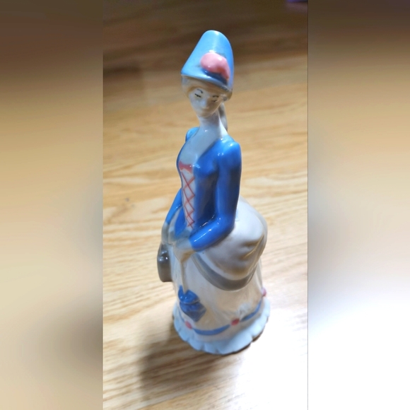 Avon | Art | Vintage 976 First Avon Lady Porcelain Figurine 9th ...